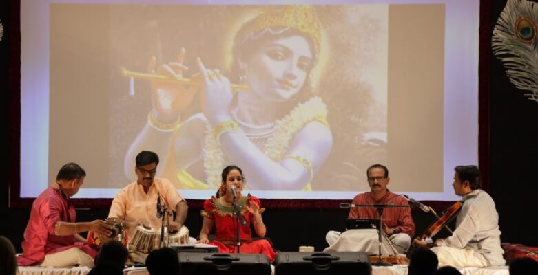 Young Carnatic vocalist Sooryagayathri's mesmerizing devotional concert ...